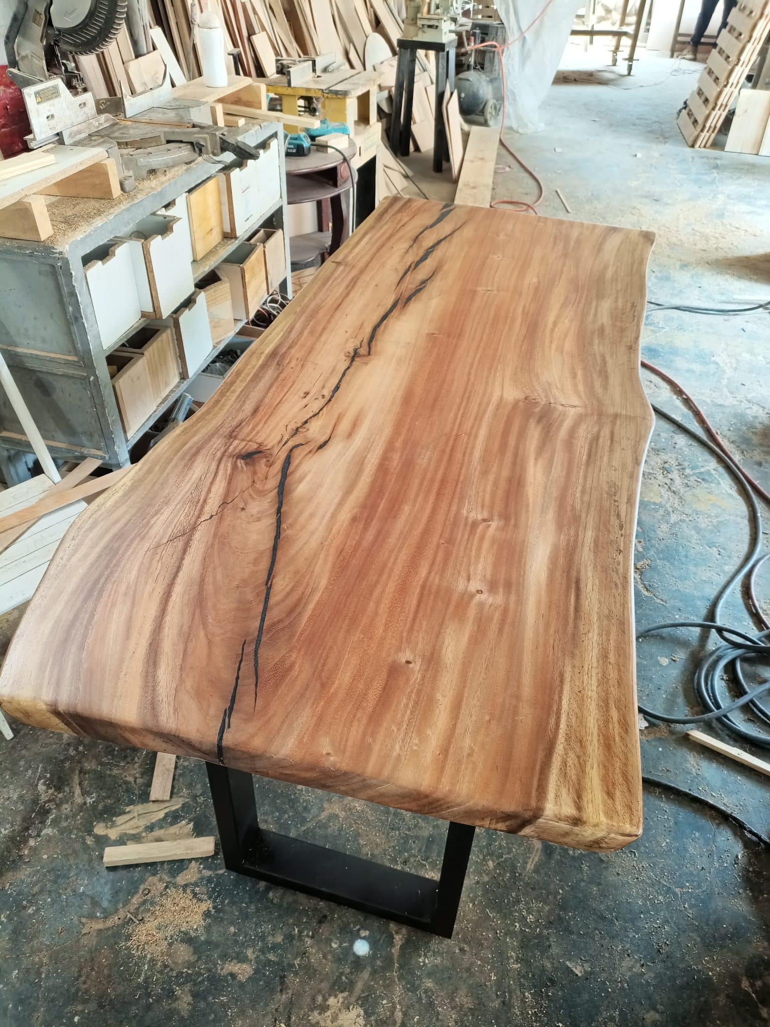 Samán furniture: tables, desks, coffee tables
